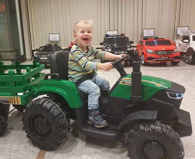 Kinder Elektro Traktor mit starken 200 Watt Motoren 24 Volt Power Traktor